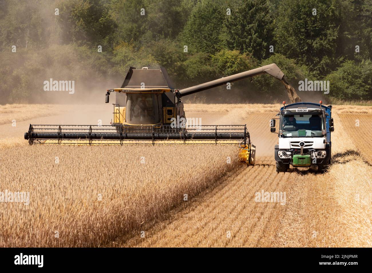 Kineton, Gloucestershire, England, UK. 2022. Combine harvester ...