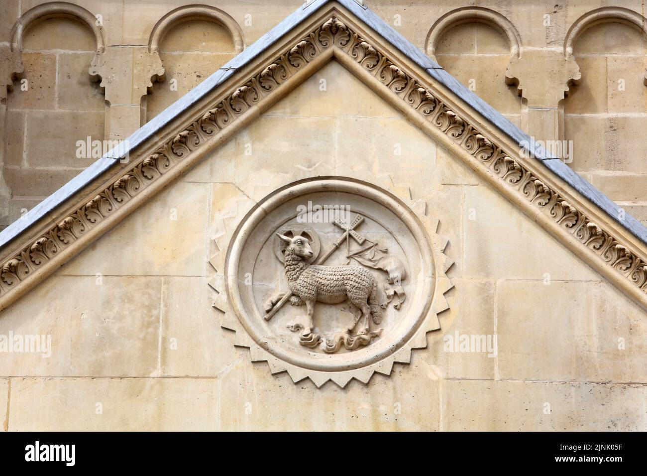 L'Agneau Pascal sur le fronton de la façade. Sculpture. Eglise Saint ...