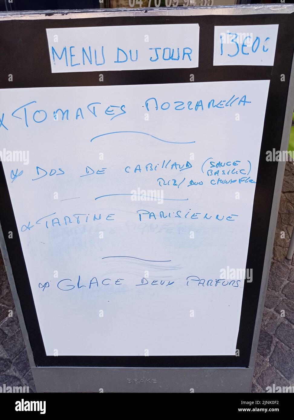 Tableau avec un menu du jour d'un restaurant français Stock Photo - Alamy