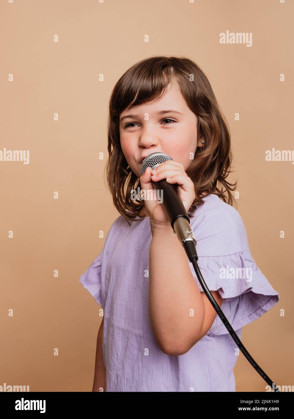 Dark hair female singer hi-res stock photography and images - Alamy