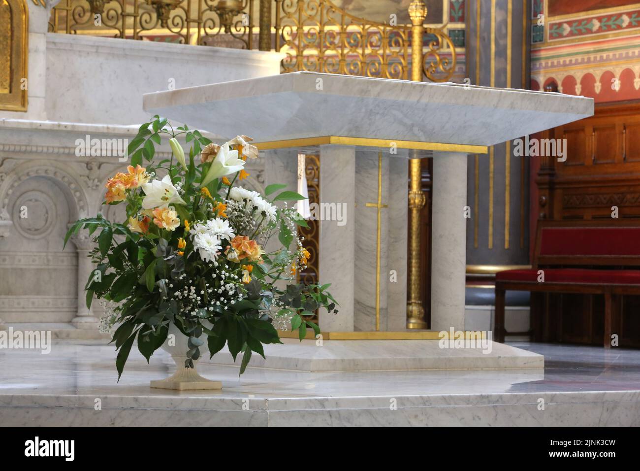 Bouquet de fleurs de lys au pied de l'autel. Eglise Saint-Clodoald ...