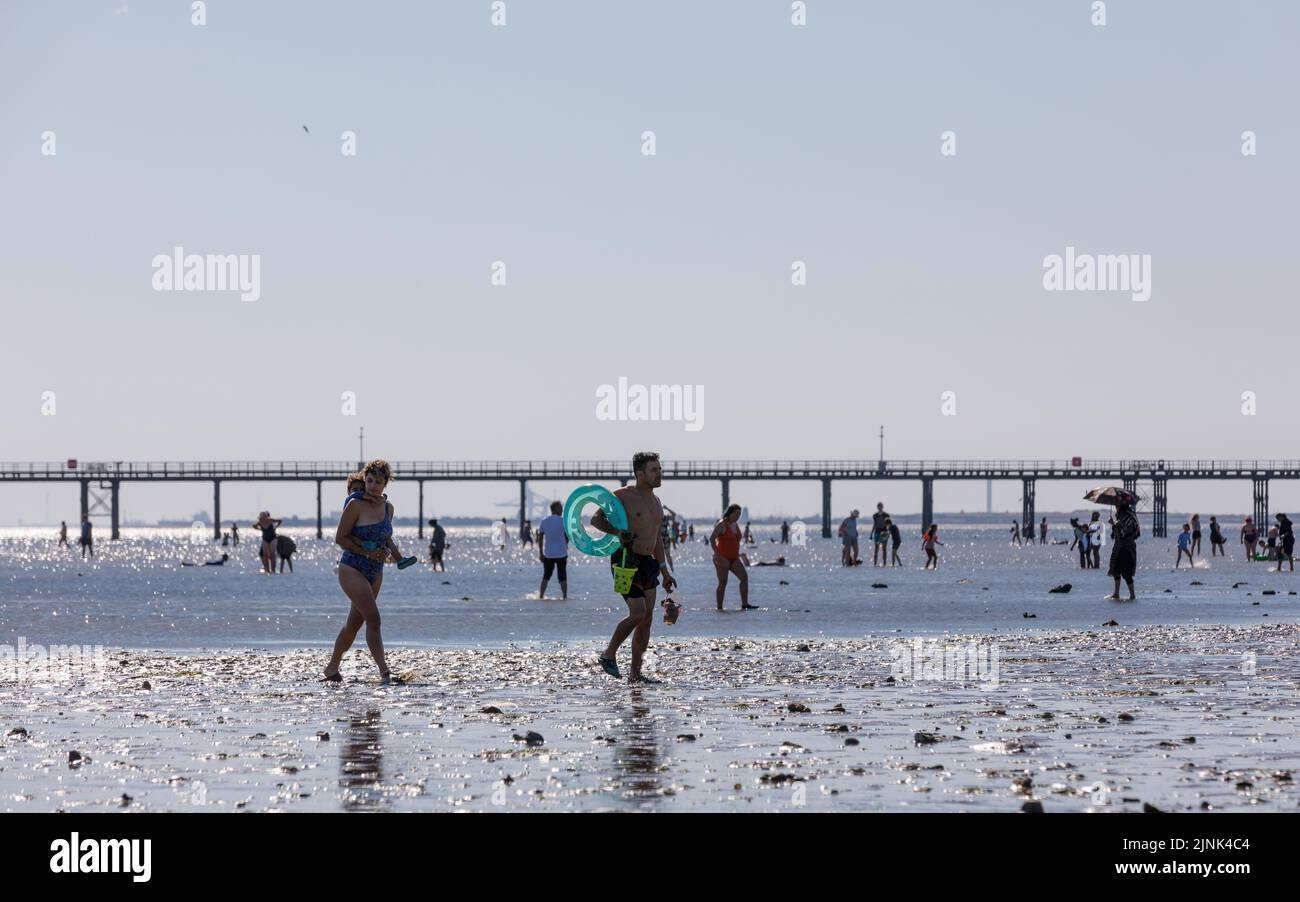 Family on beach southend on sea england hi-res stock photography and ...