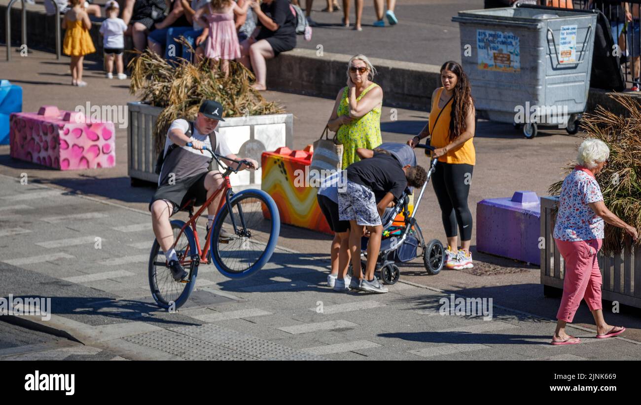 Riding pavement hi-res stock photography and images - Alamy
