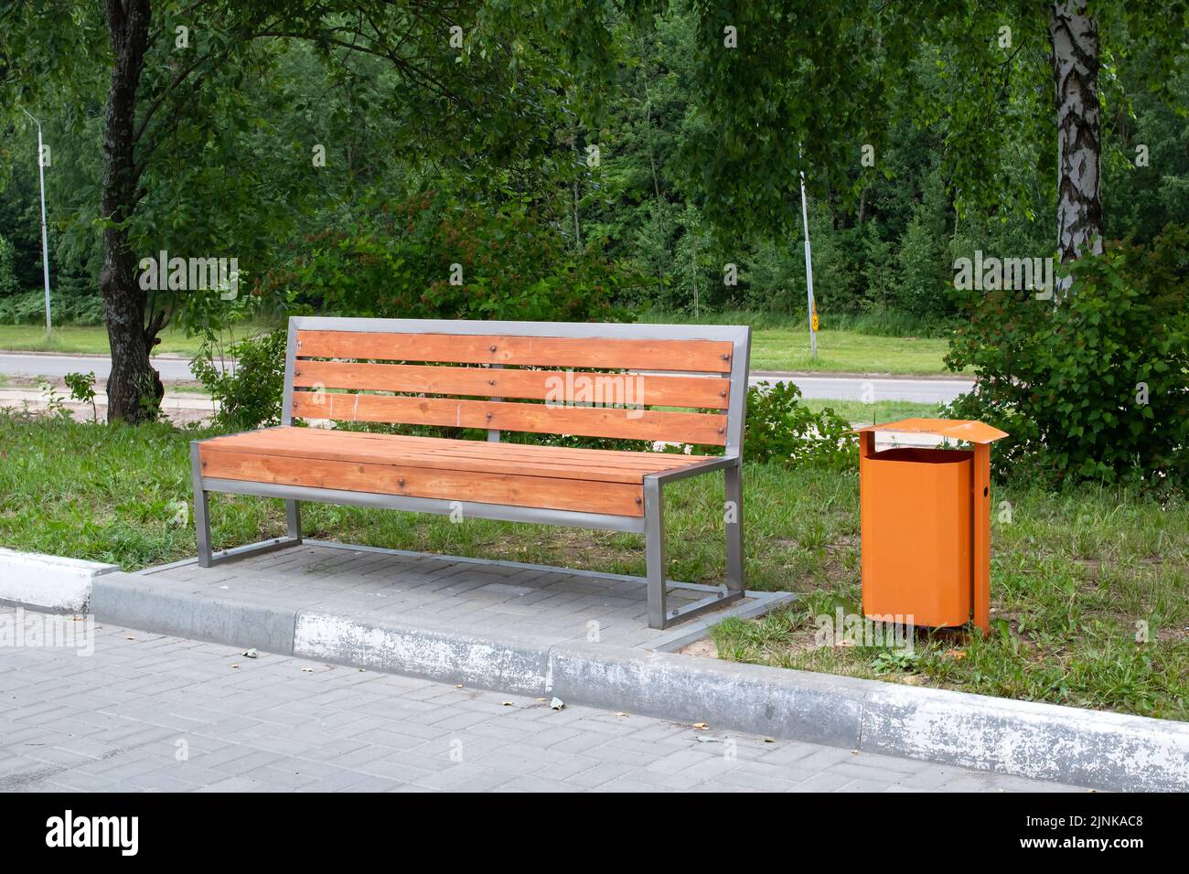 Park green seat trash garbage hi-res stock photography and images - Alamy