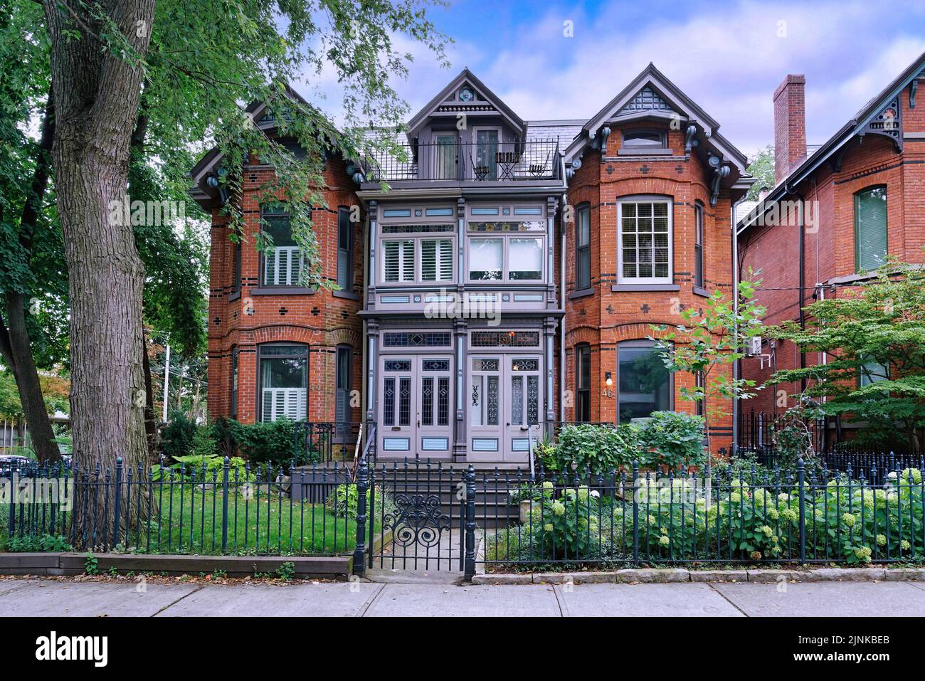 Semi detached house front garden hi-res stock photography and images ...