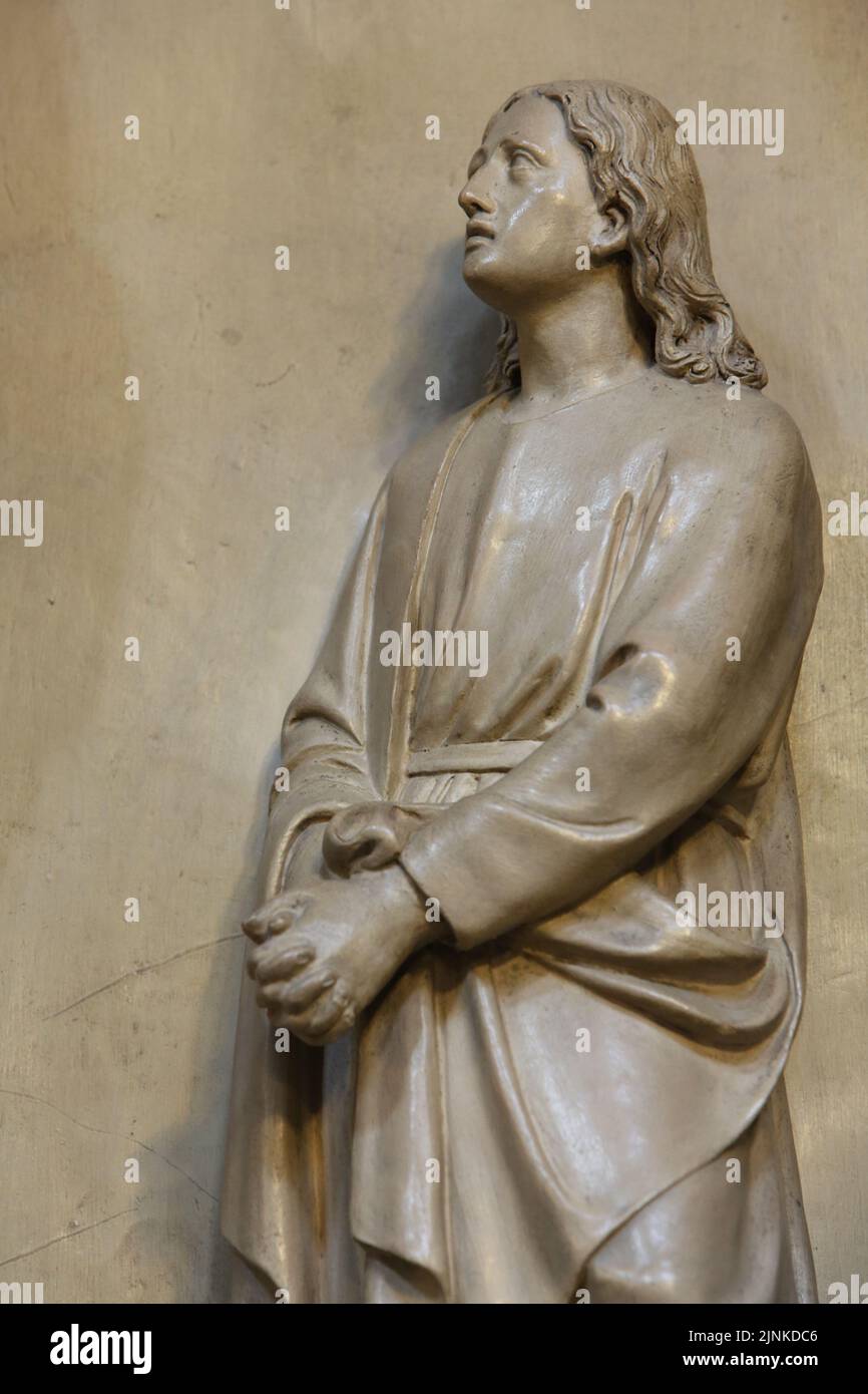 Femme priant la mort de Jésus-Christ. Détails. Chemin de croix. Station ...