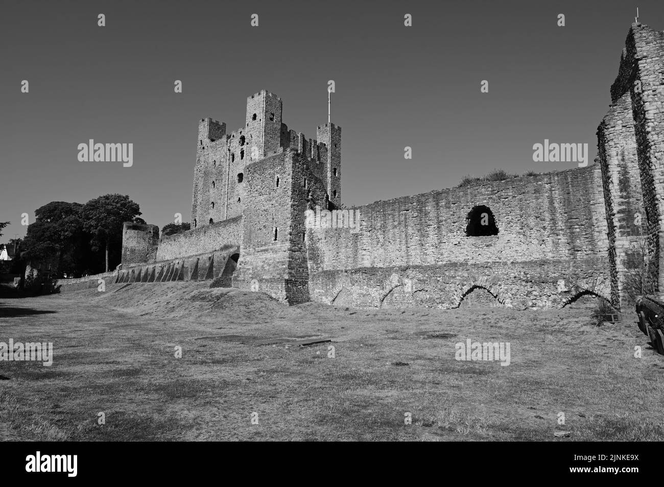 The defensive walls of Rochester Castle in kent Stock Photo - Alamy