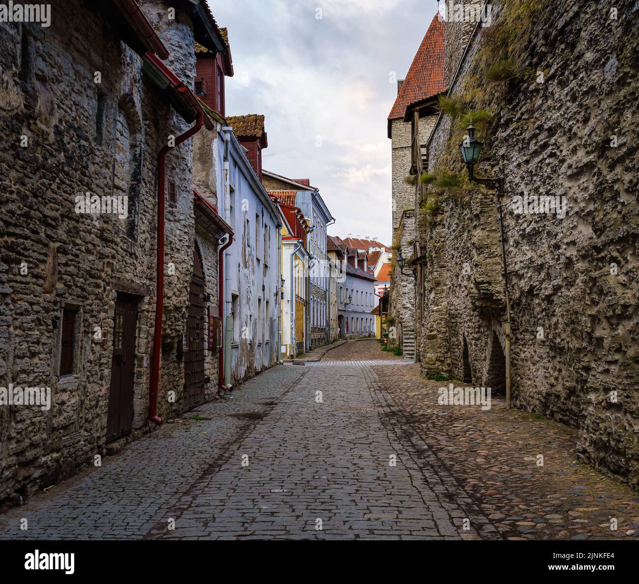 Cobbled alley with medieval houses and stone wall in Tallinn Estonia ...