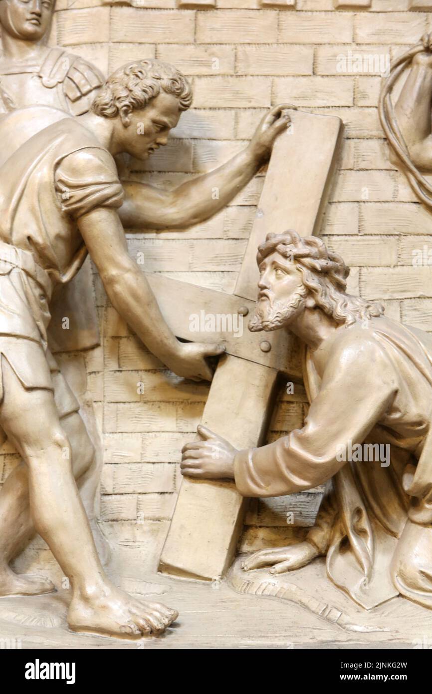 Jésus-Christ tombe sous le poids de la croix. Détails. Chemin de croix ...