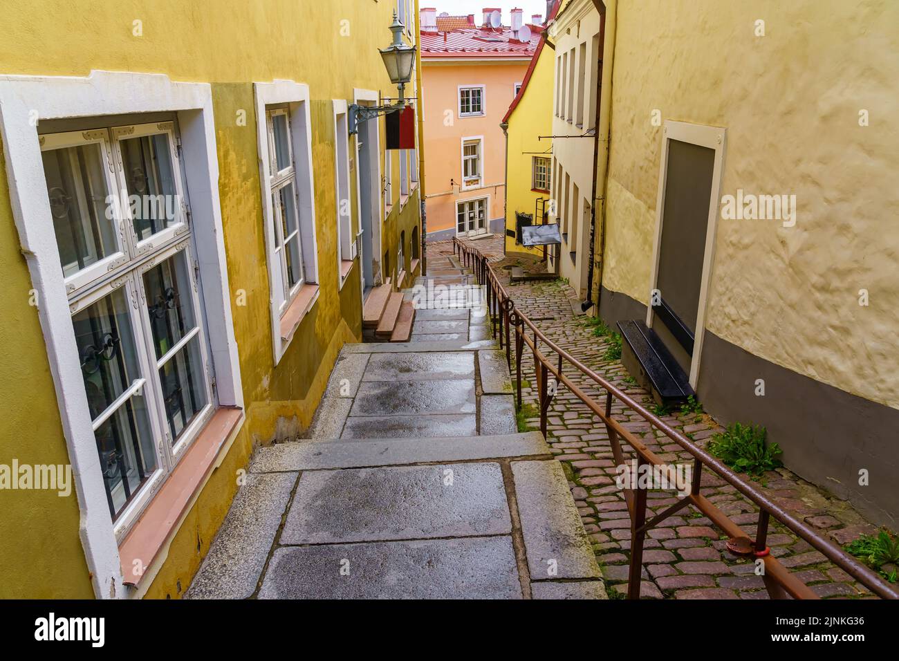 Old alley with stairs and windows on the facade of the houses. Tallinn ...