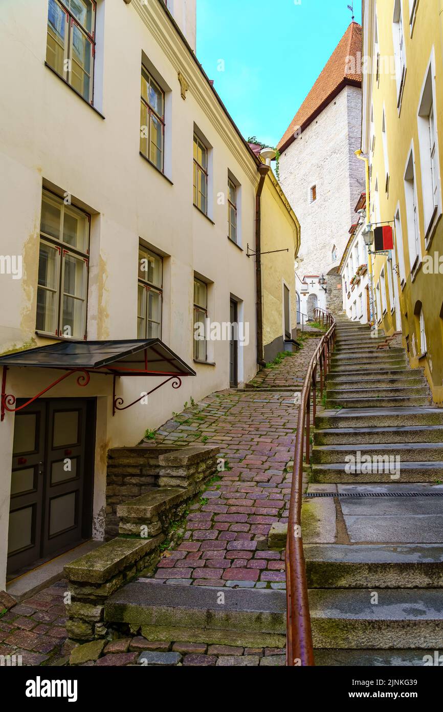 Old alley with stairs and windows on the facade of the houses. Tallinn ...
