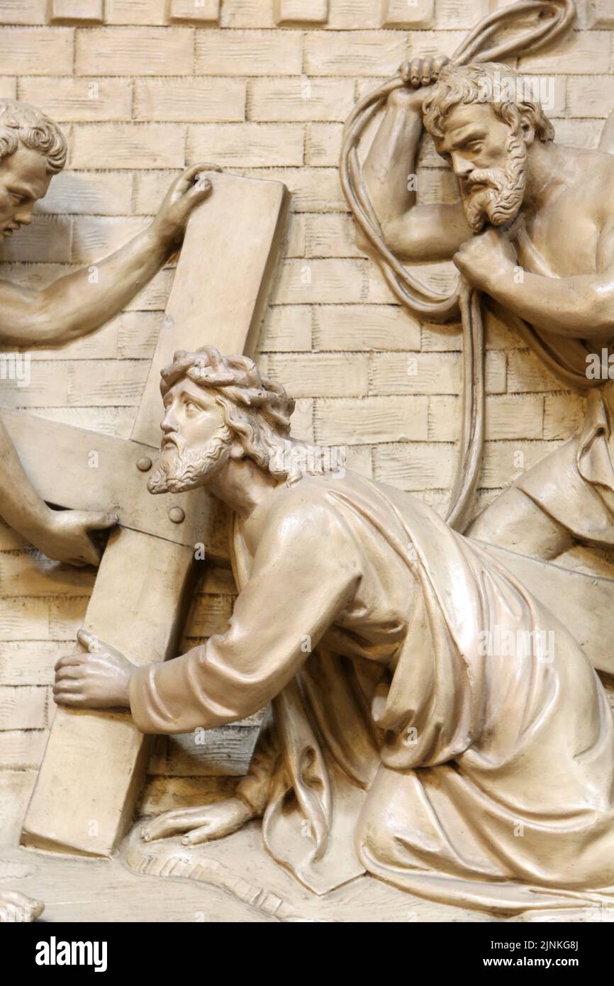 Jésus-Christ tombe sous le poids de la croix. Détails. Chemin de croix ...
