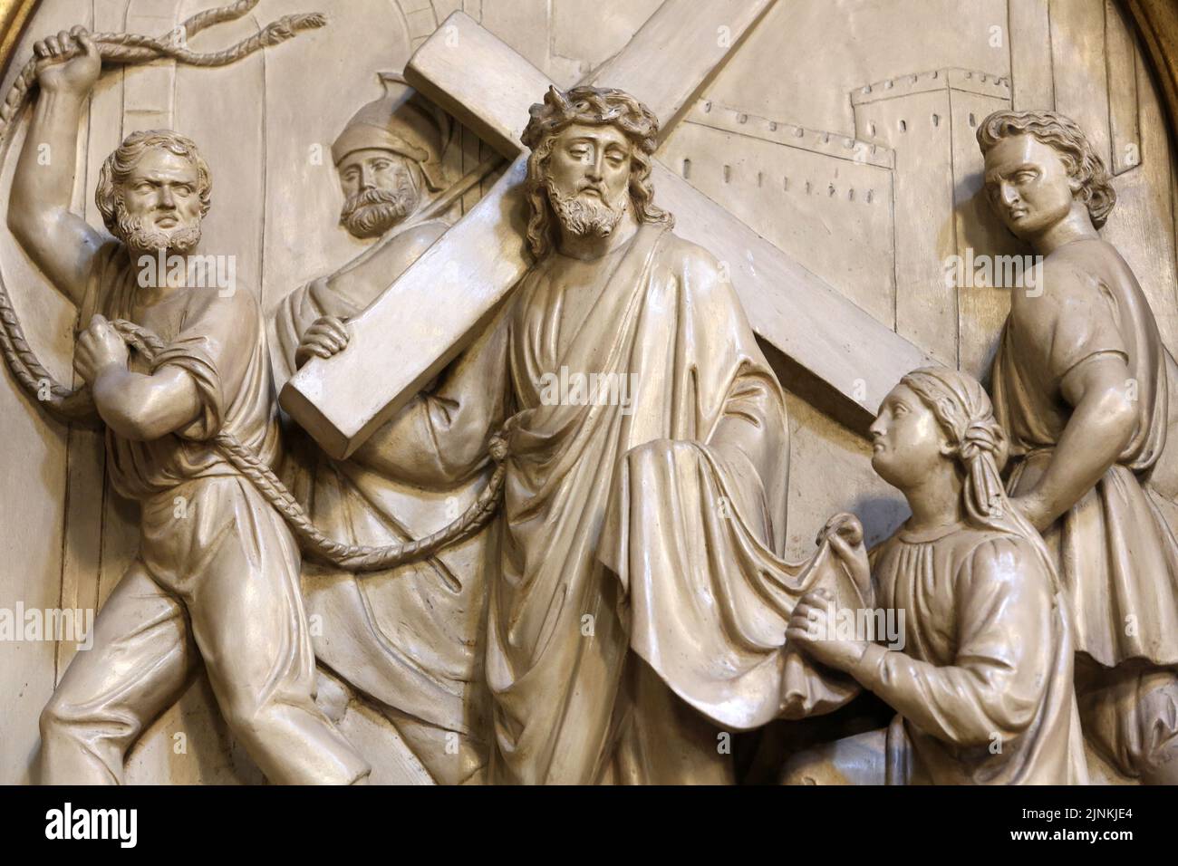 Véronique essuie le visage de Jésus-Christ. Détails. Chemin de croix. Station VI. Eglise Saint ...