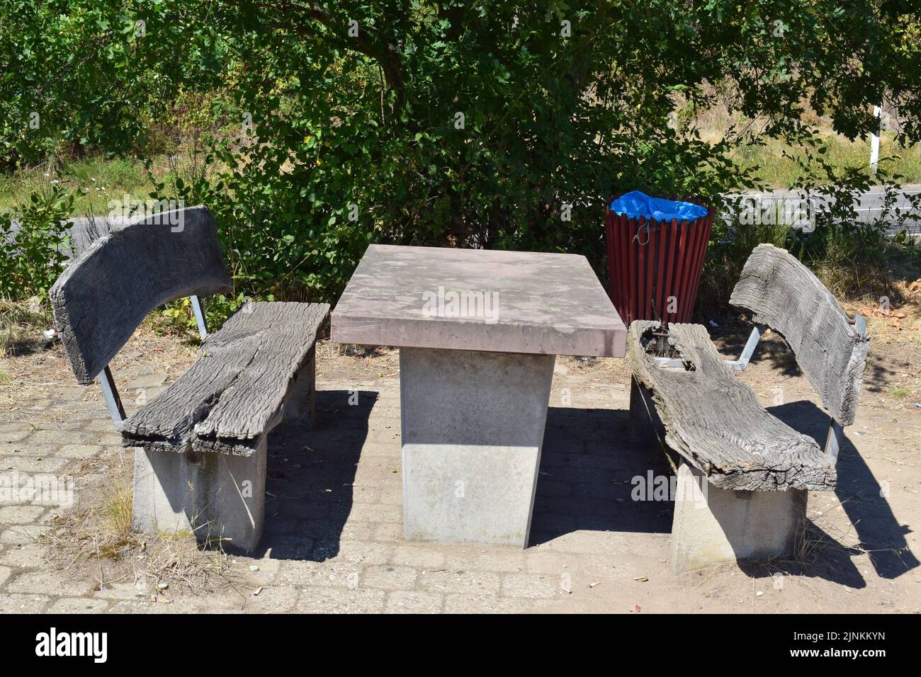 park benches and table Stock Photo - Alamy