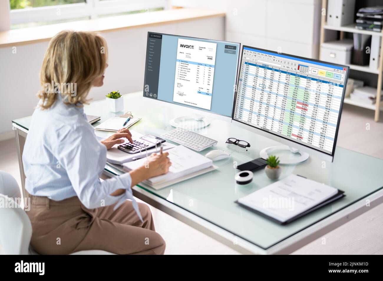 Business woman computer monitor hi-res stock photography and images - Alamy