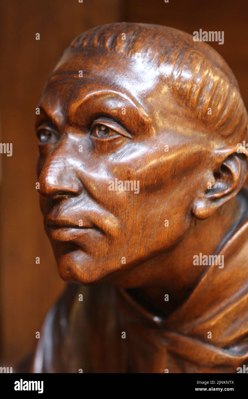 Saint-Clodoald en robe de moine. Le sculpteur lui a donné les traits d ...
