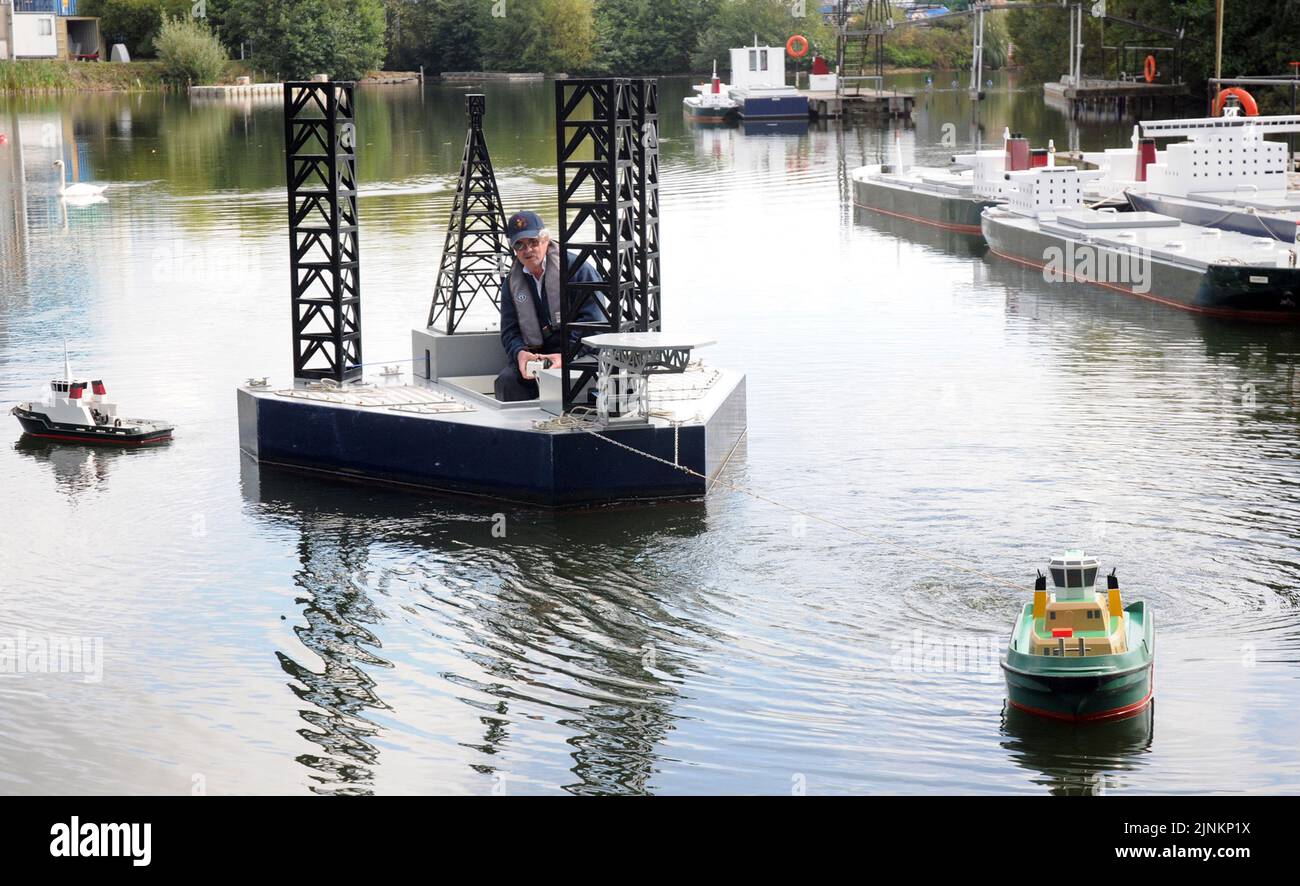 SENIOR LECTURER GORDON MAXWELL PUTS THE NEW £100,000 MODEL OIL RIG ...