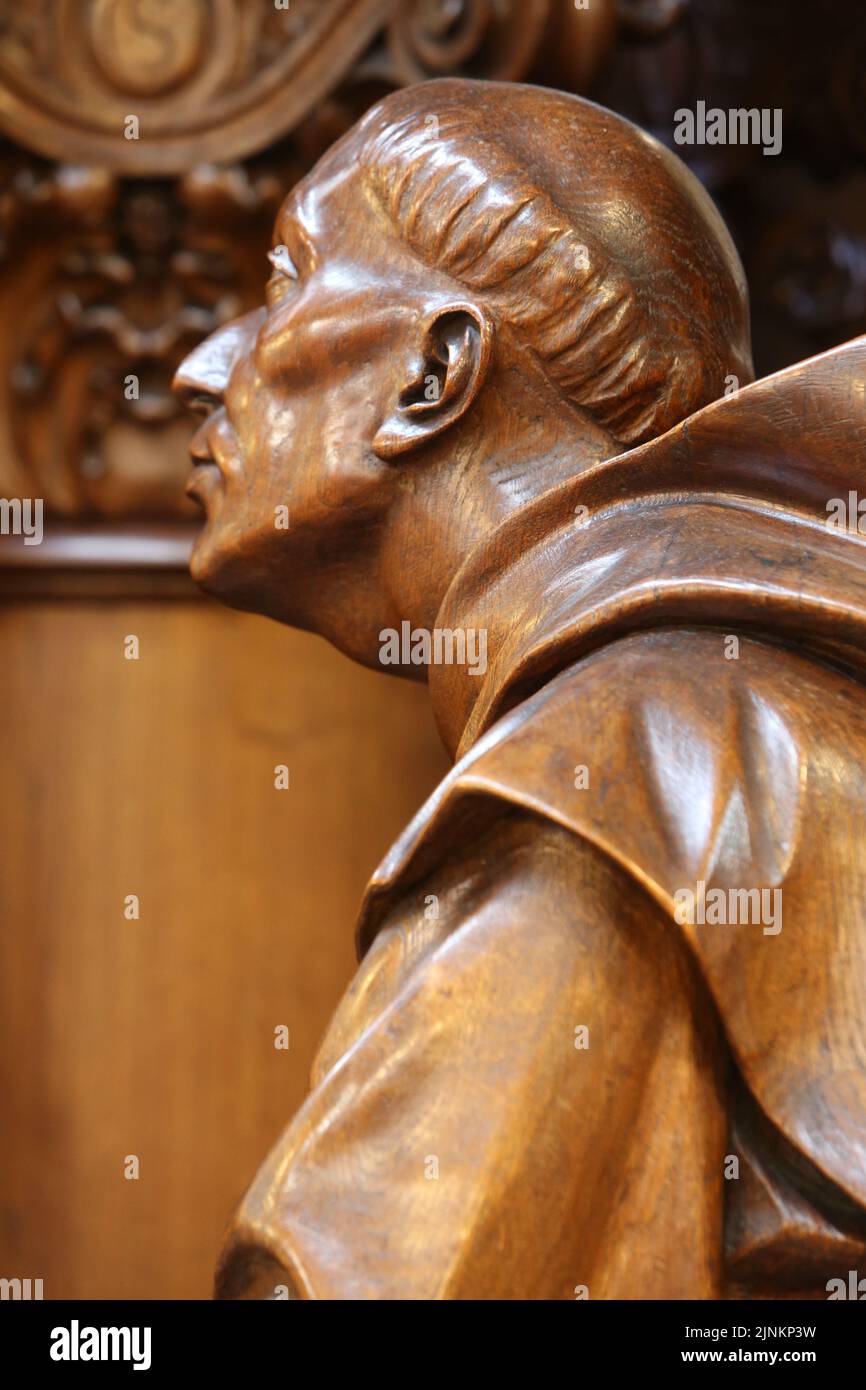 Saint-Clodoald en robe de moine. Le sculpteur lui a donné les traits d ...