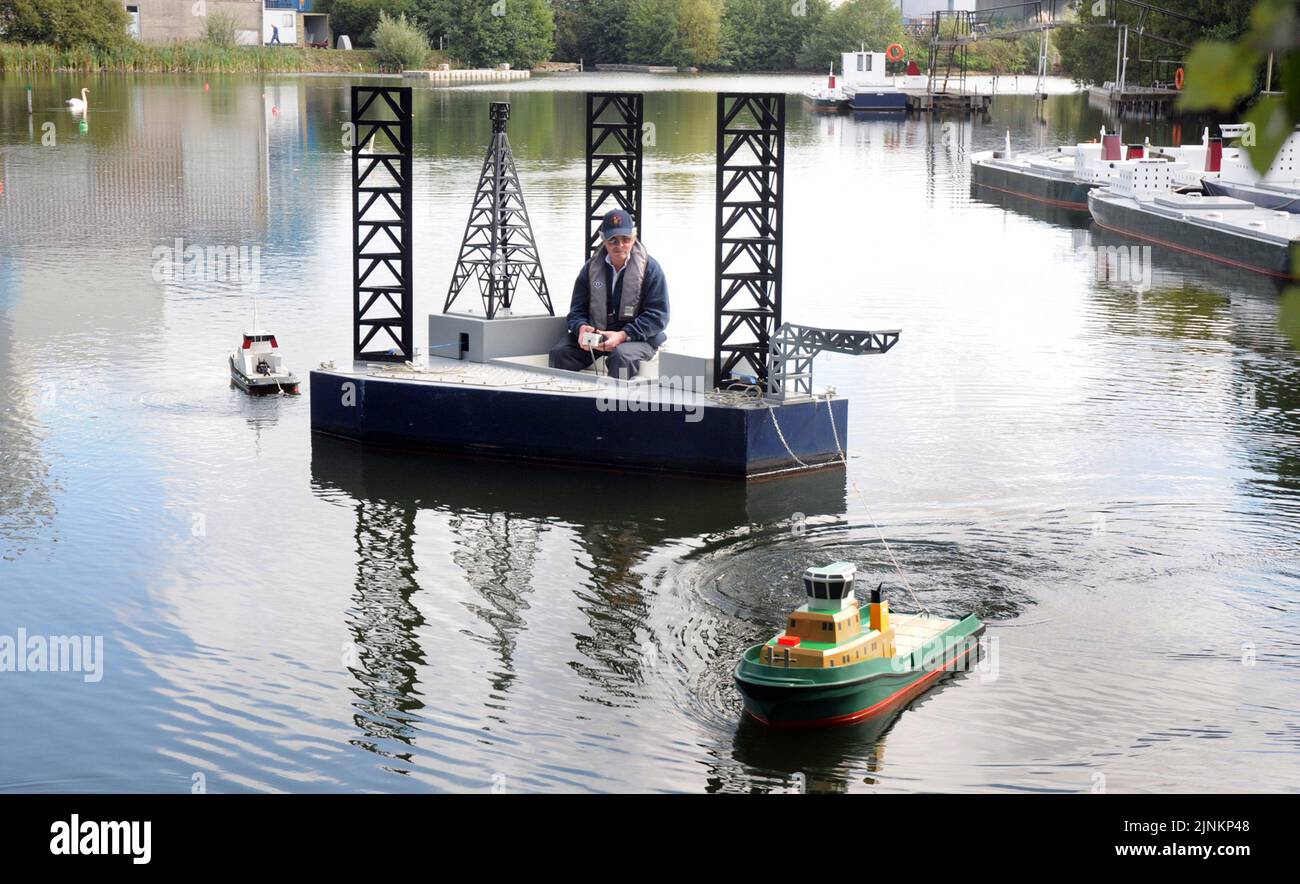 SENIOR LECTURER GORDON MAXWELL PUTS THE NEW £100,000 MODEL OIL RIG ...