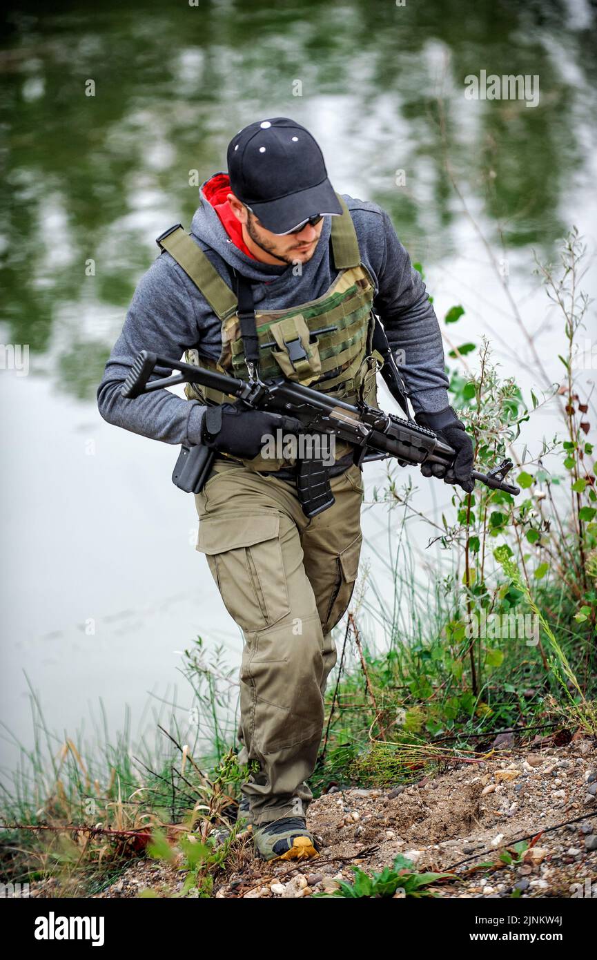 Man firing assault rifle hi-res stock photography and images - Alamy