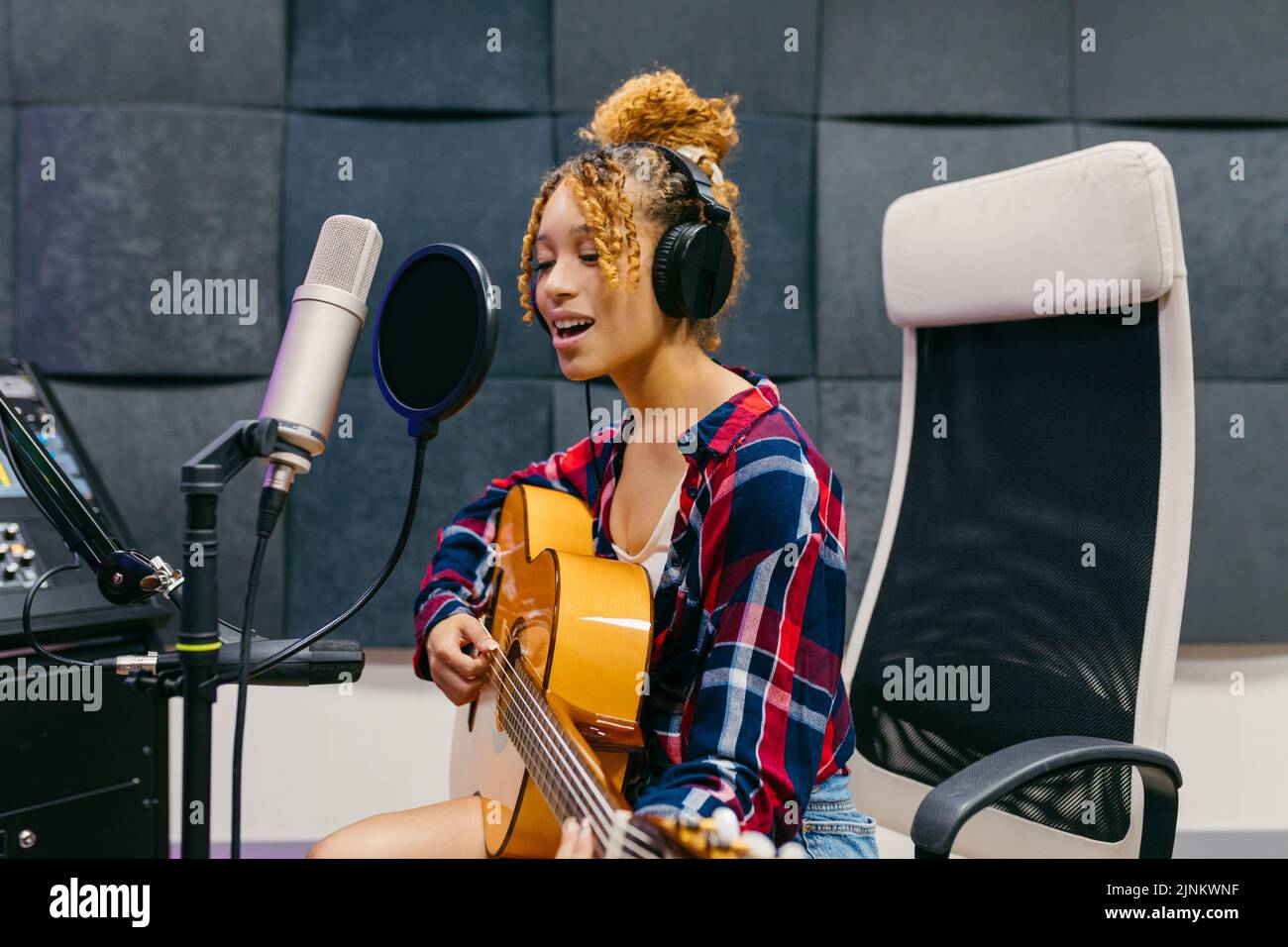 Three singing ladies sitting hi-res stock photography and images - Alamy