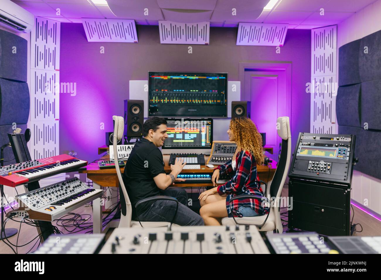 Female sound engineer hi-res stock photography and images - Alamy