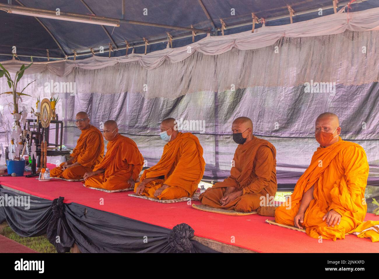 Thailand monk food offer hi-res stock photography and images - Alamy