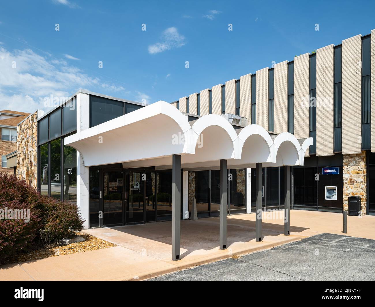 Facade modern bank building hi-res stock photography and images - Alamy