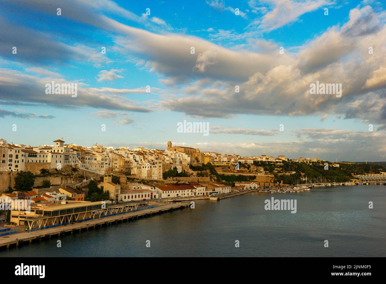 Mahon capitale dell'isola di Minorca. Veduta dal mare di Mahon ...