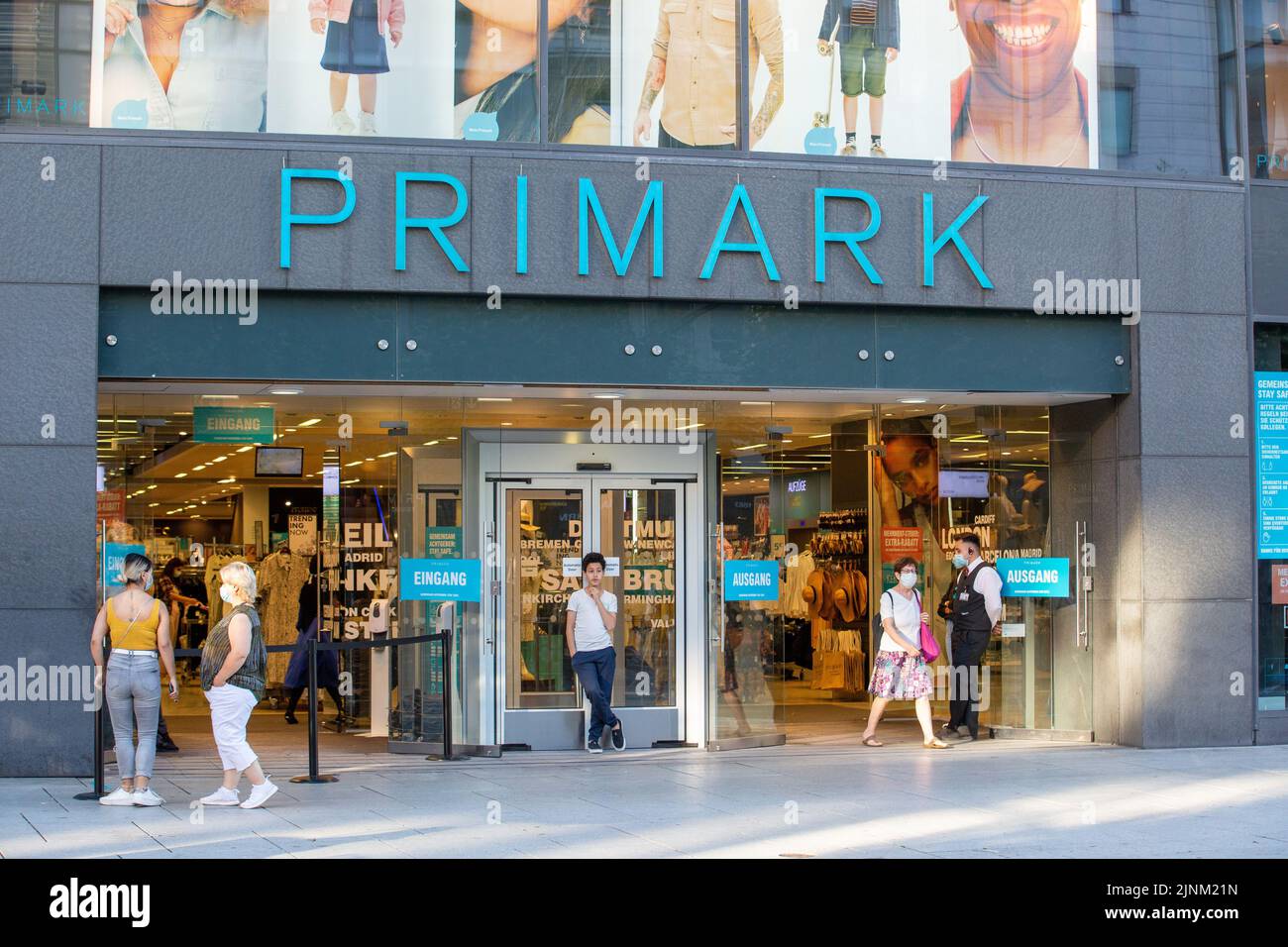 July 21, 2020, Frankfurt am Main, Hesse, Germany: Menschen kaufen im ...