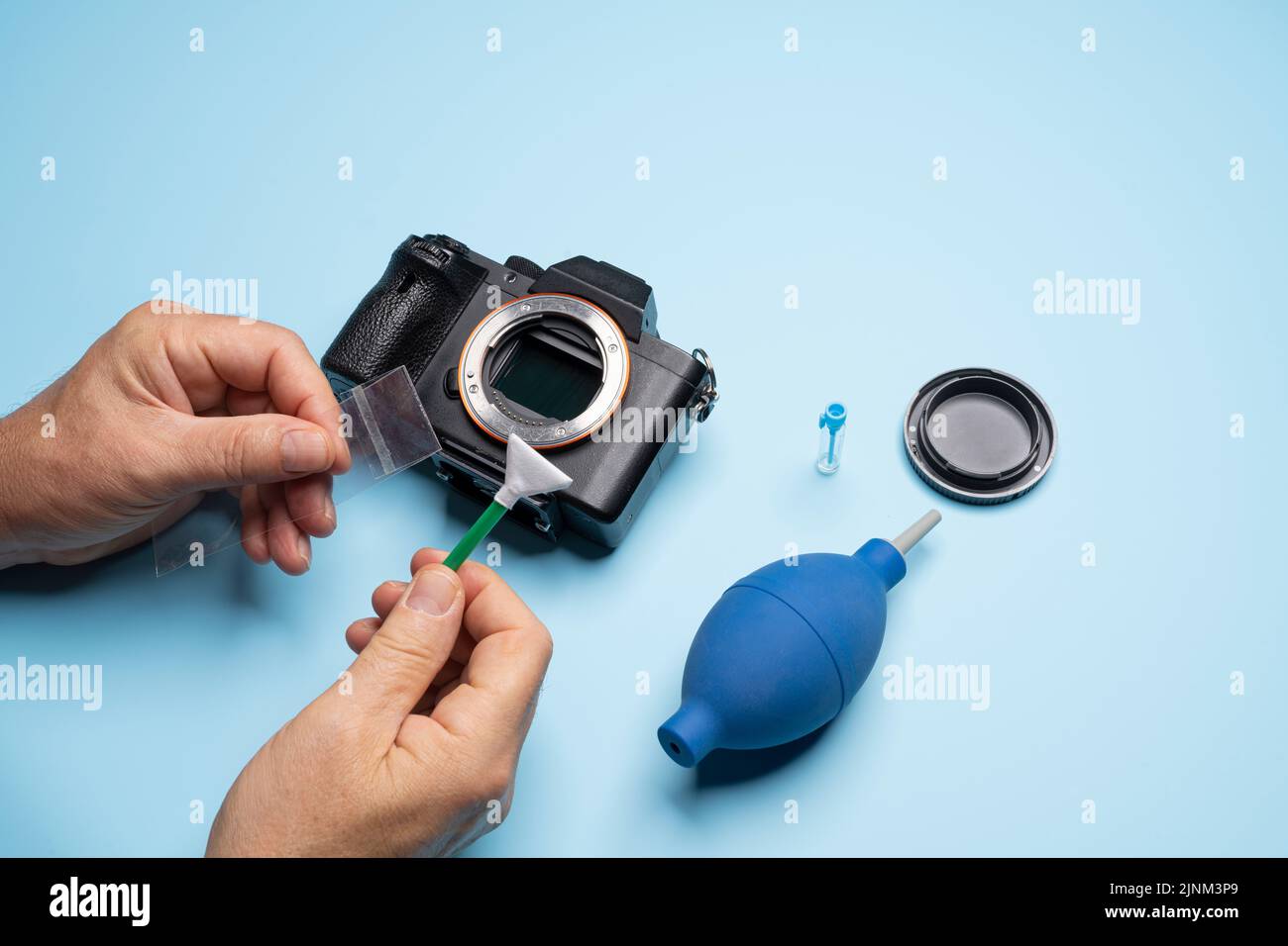 Cleaning the sensor of a mirrorless camera (Steps 1 to 8). Step 5: Take ...