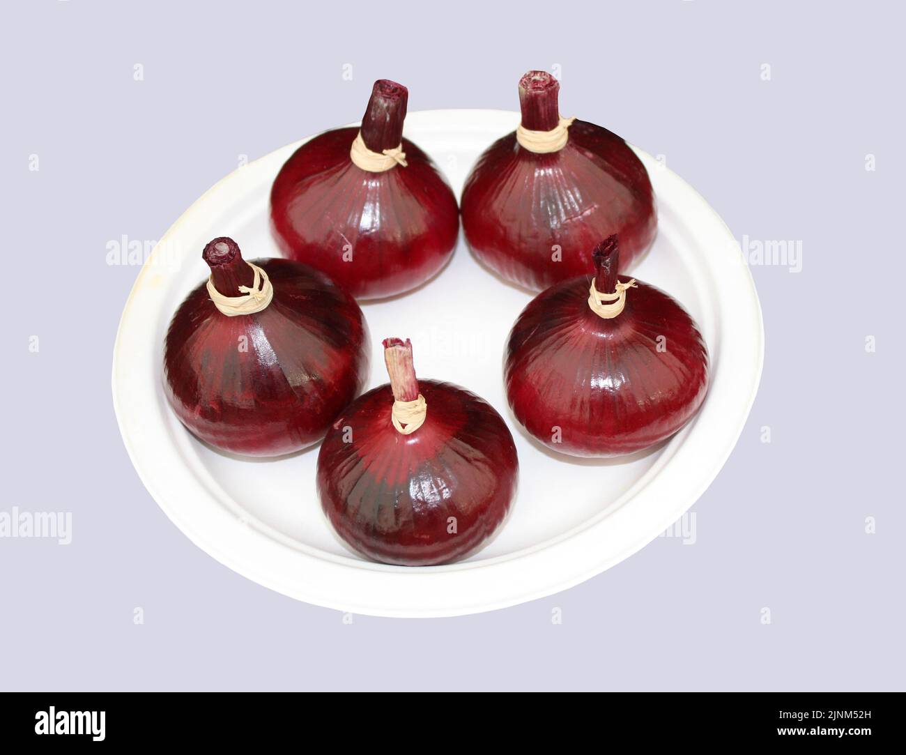 Five Red Onions on a White Paper Plate Stock Photo - Alamy