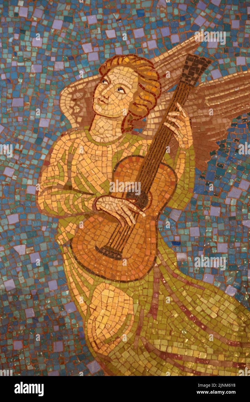 Ange de l'Apocalypse. Mosaïques de l'atelier Mauméjean. Chapelle de la ...