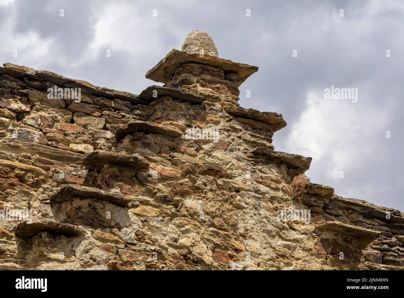 Typical construction of stepped facades and traditional Aranese roofs ...