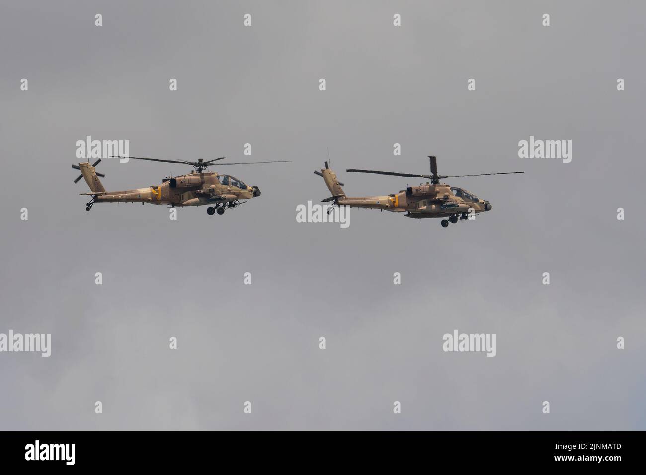 Apache helicopters in flight hi-res stock photography and images - Alamy