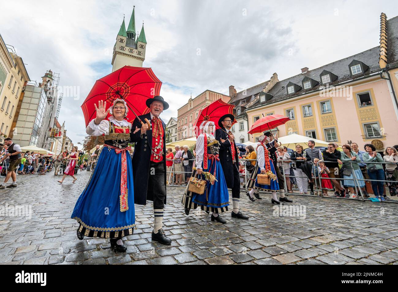Straubing, Germany. 12th Aug, 2022. Participants of the traditional ...