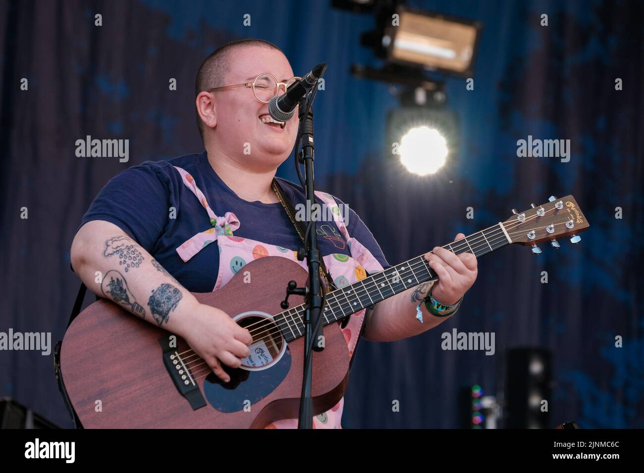 Maddie Morris, English political singer songwriter and guitarist ...