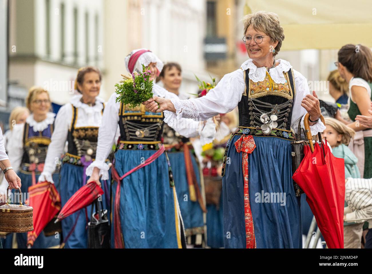 Straubing, Germany. 12th Aug, 2022. Participants of the traditional ...