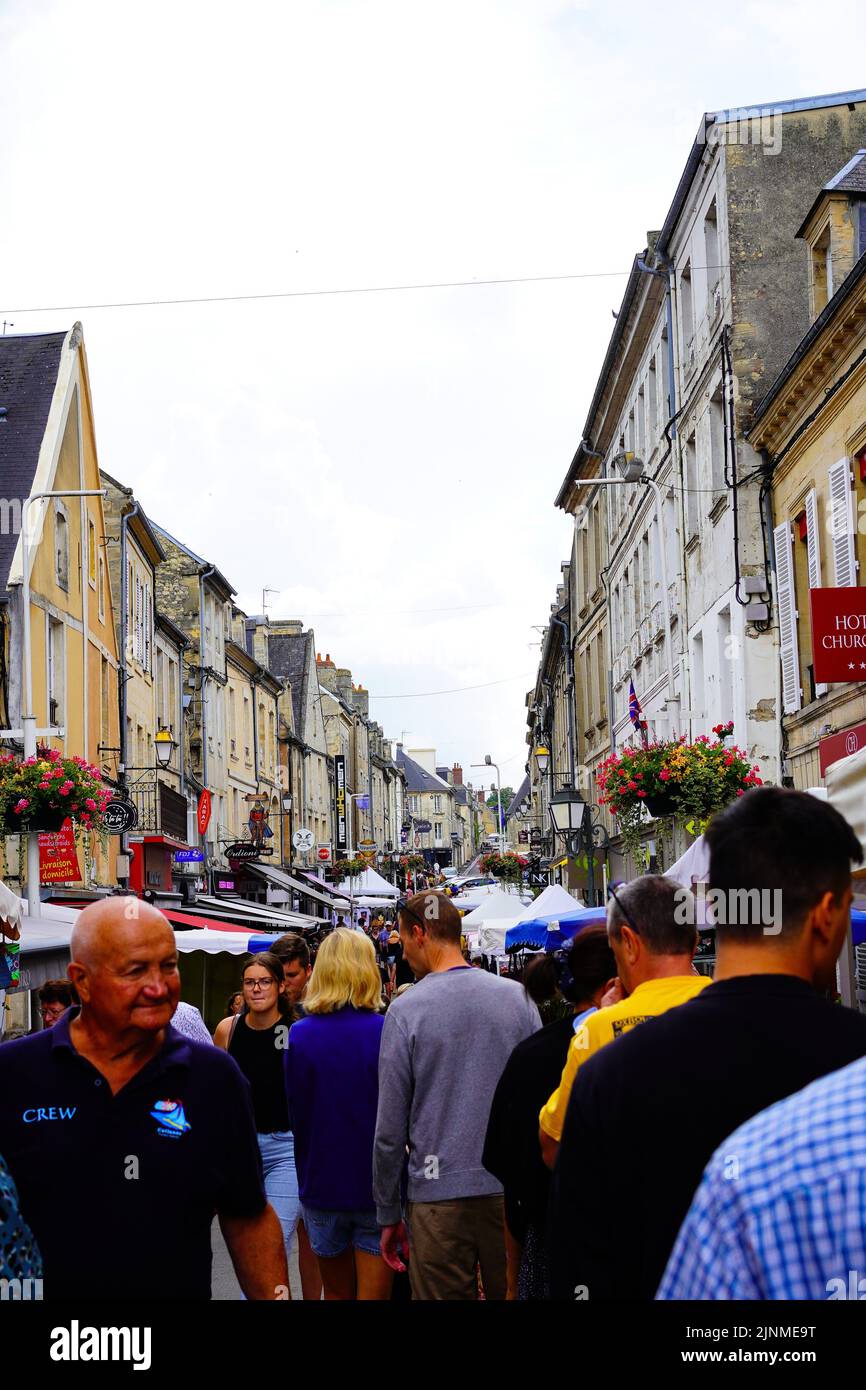 People walking looking around shops hi-res stock photography and images ...