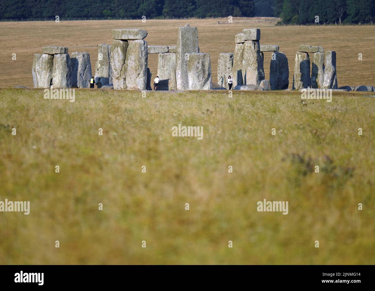 People walk around stonehenge hi-res stock photography and images - Alamy