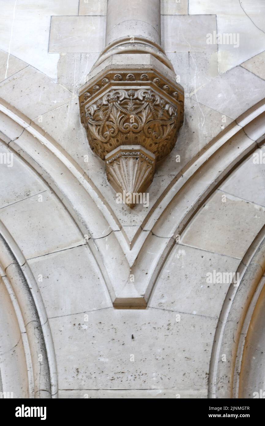 Console néo-gothique en pierre à feuillages soutenant une colonnette ...