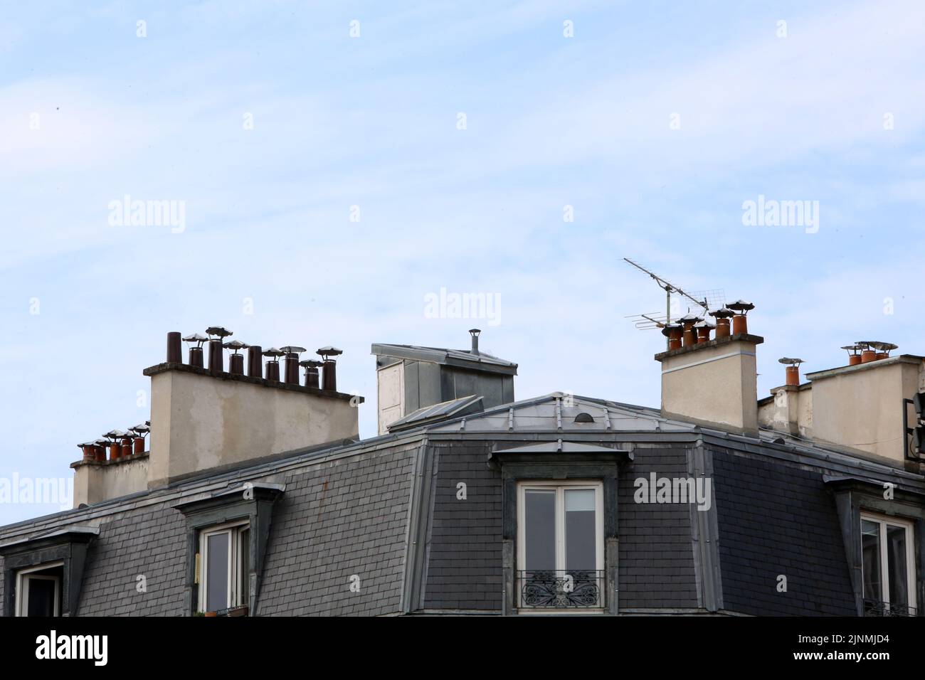 Cheminées sur la toiture d'un immeuble. Rue de l'église. Saint-Cloud ...