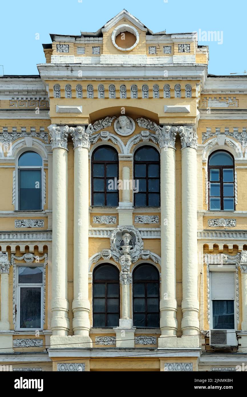Architectural detail pillar cornice hi-res stock photography and images ...