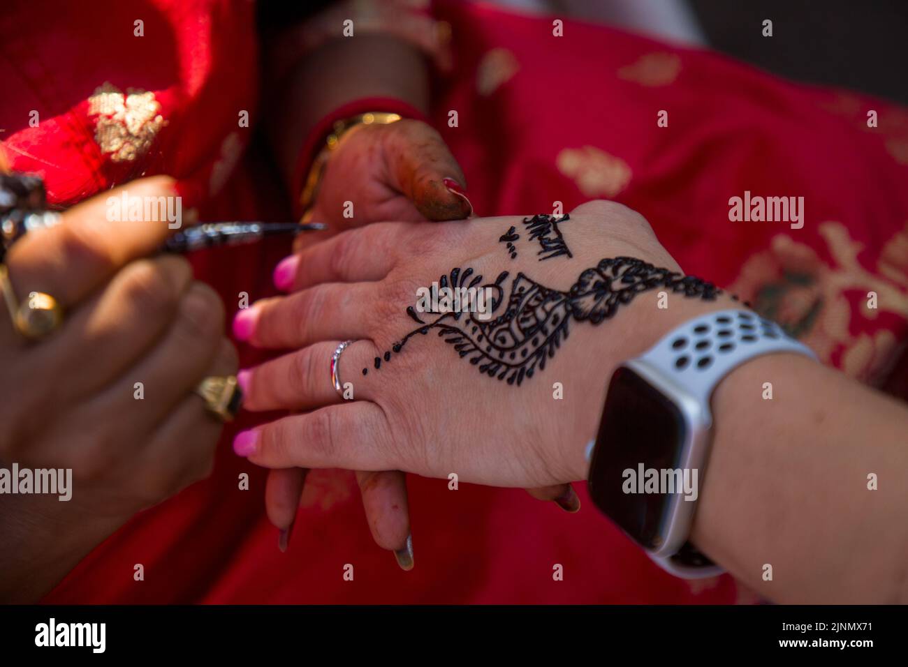 Moscow, Russia. 12th of August, 2022. Indian woman paints a visitor's ...