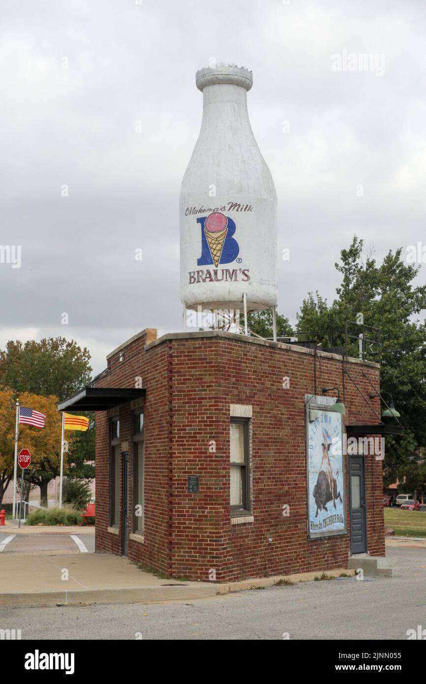 Milk bottle grocery along historic route 66 hi-res stock photography ...
