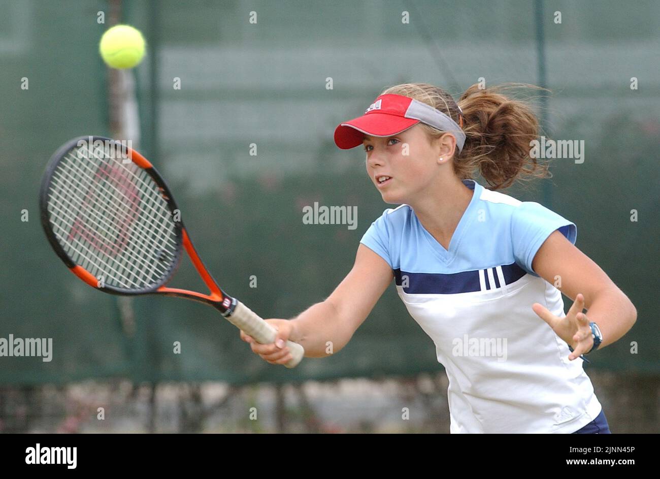 14 YEAR OLD TENNIS PLAYER JADE CURTIS. PIC MIKE WALKER, 2004 Stock ...