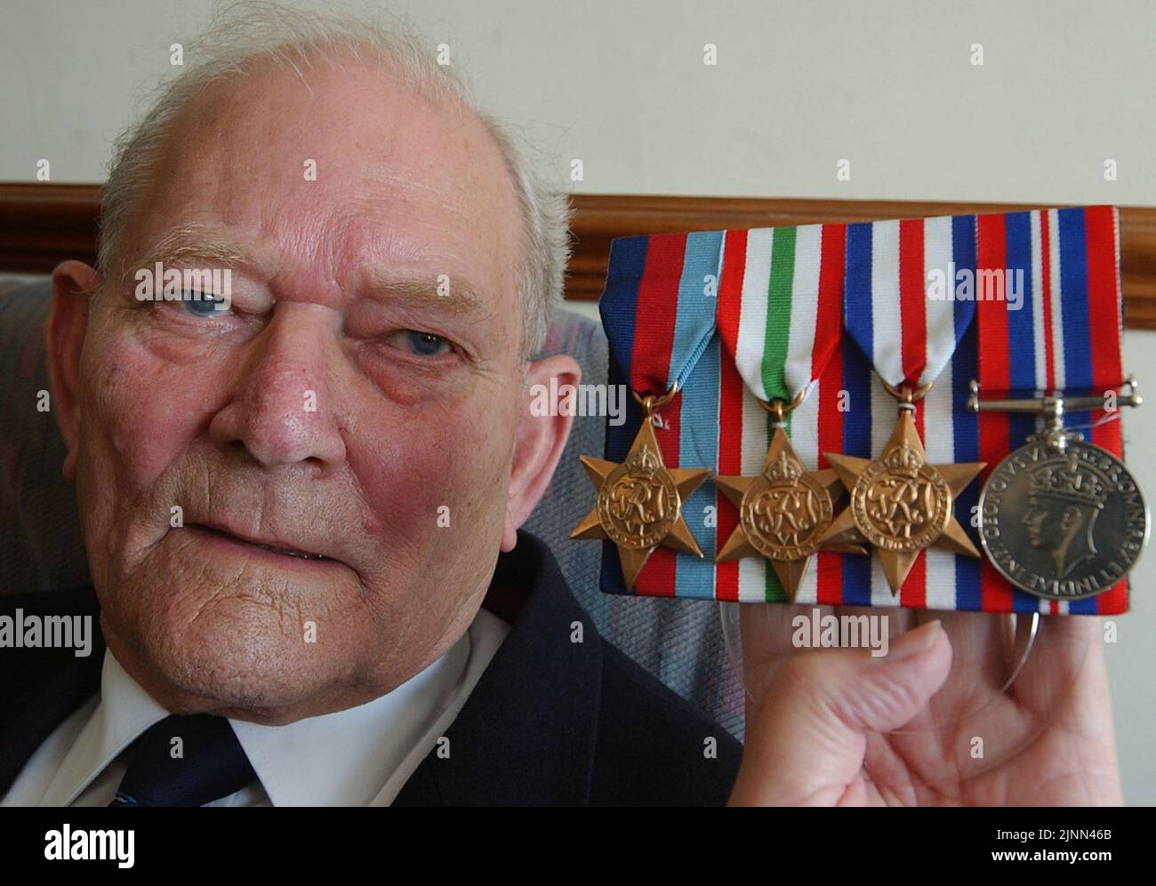 D. DAY VETERAN TONY COLGAN FROM LISS NEAR PETERSFIELD. PIC MIKE WALKER, 2004 Stock Photo - Alamy