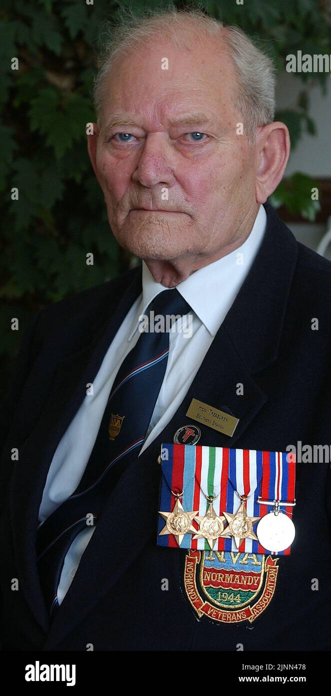 D. DAY VETERAN TONY COLGAN FROM LISS NEAR PETERSFIELD. PIC MIKE WALKER, 2004 Stock Photo - Alamy