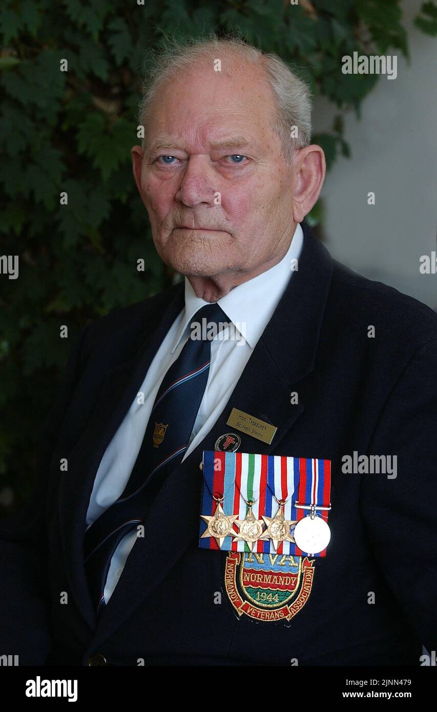 D. DAY VETERAN TONY COLGAN FROM LISS NEAR PETERSFIELD. PIC MIKE WALKER, 2004 Stock Photo - Alamy