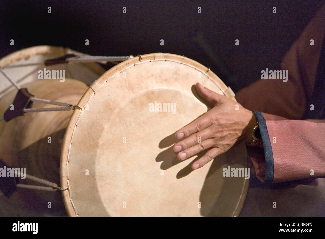 Korean folk dance musicians drummer Stock Photo - Alamy